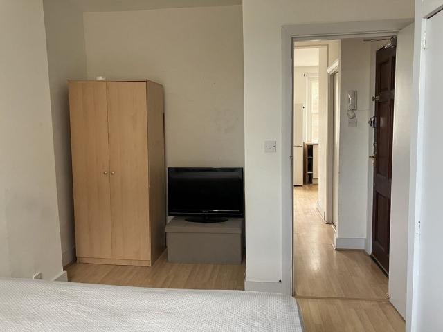 1 Bed Flat, Earls Court Road, SW5