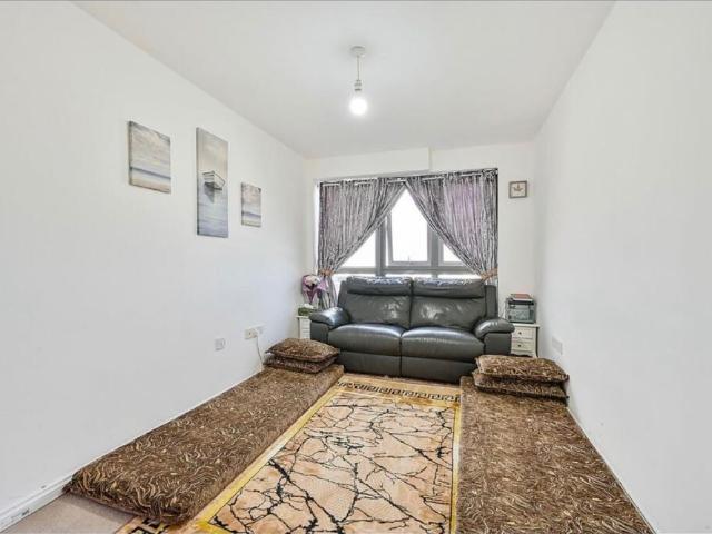 1 Bed Flat, Ebbett Court, W3