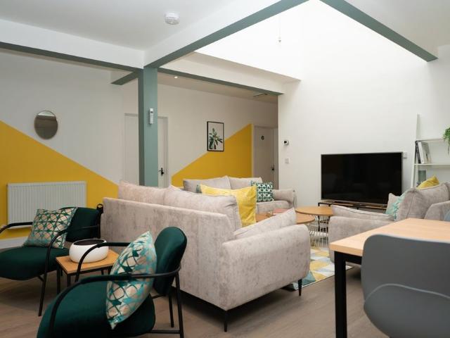 1 Bed Flat, Eileen Grove, M14