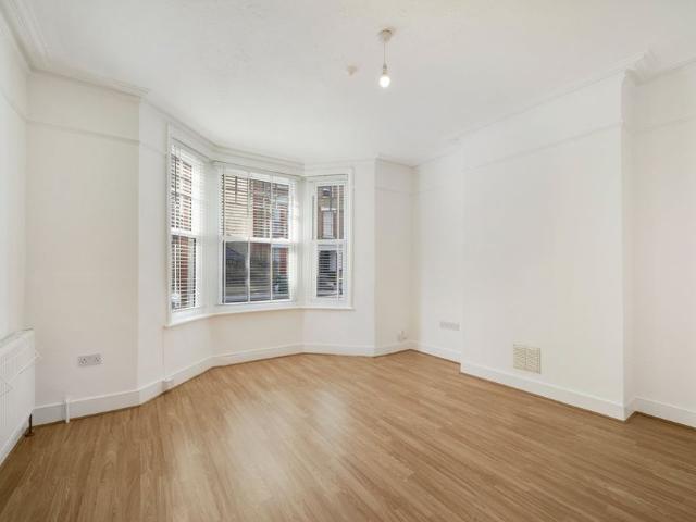 1 Bed Flat, Elmhurst St, SW4