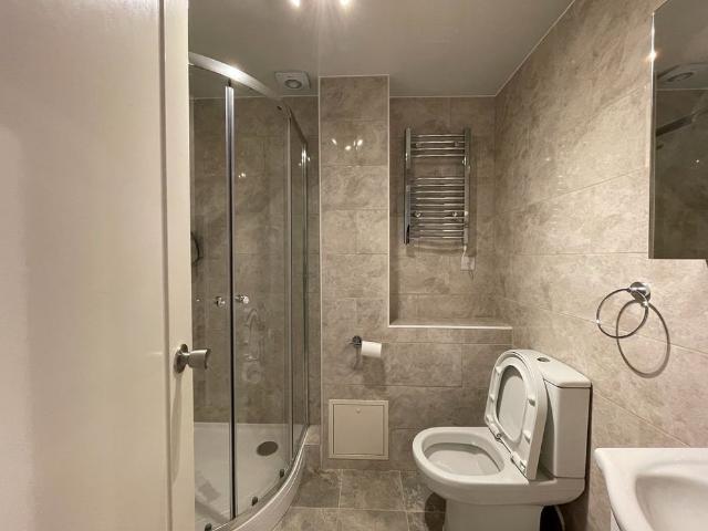 1 Bed Flat, Falcon Way, E14