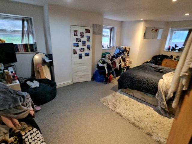 1 bed flat, Fallowfield near 24hr bus route