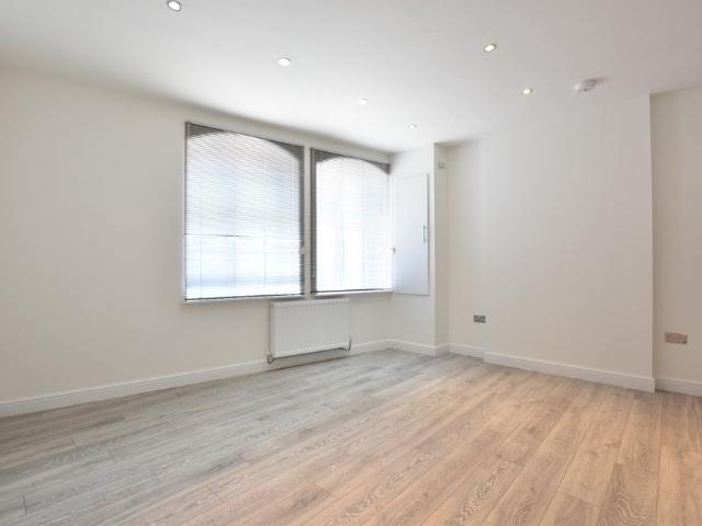 1 Bed Flat, Farley Hill, LU1