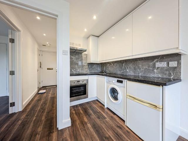 1 Bed Flat, Field Court, SW19
