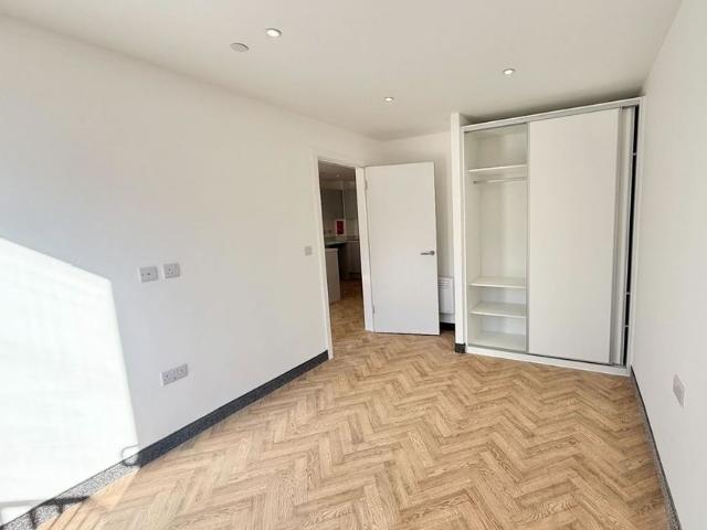 1 Bed Flat, Fleet Court, LE1