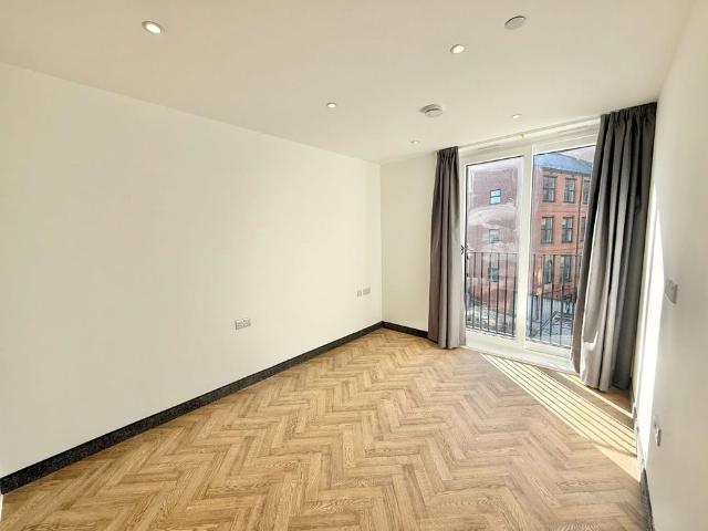 1 Bed Flat, Fleet Court, LE1