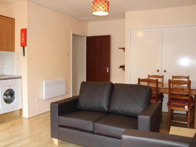 1 bed flat for rent in West End