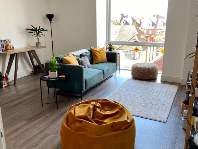 1 Bed Flat, Gaumont Place, SW2
