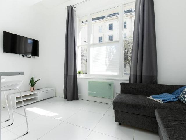 1 Bed Flat, Gloucester Terrace, W2