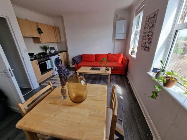 1 Bed Flat, Grand Parade, N4