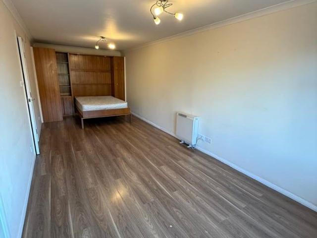 1 Bed Flat, Headland Court, AB10