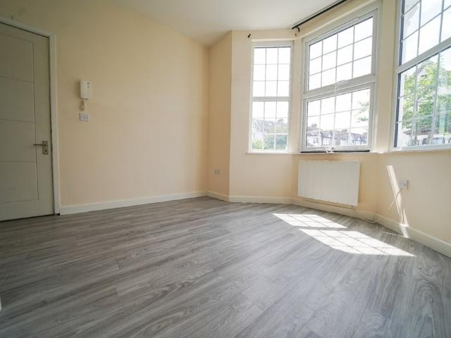 1 Bed Flat, Helvetia St, SE6