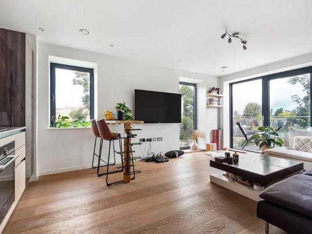 1 Bed Flat, Henry Chester Building, SW15