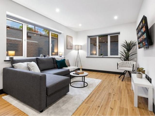 1 Bed Flat, High Road, N12