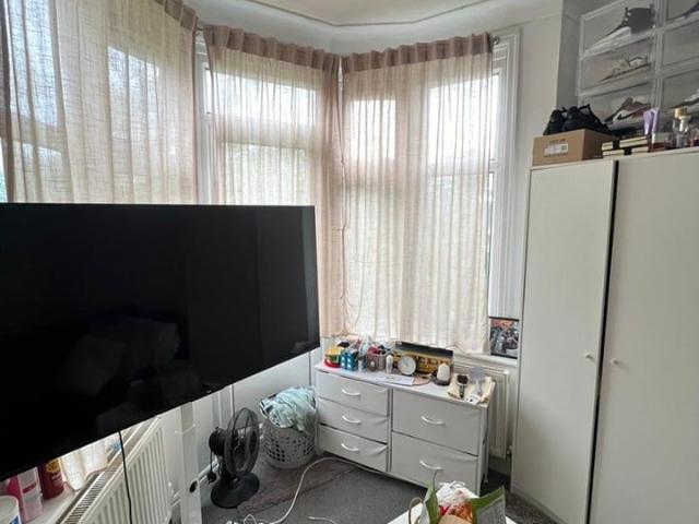 1 Bed Flat, Highfield Avenue, NW11