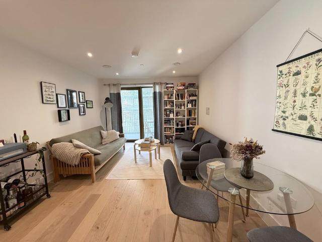 1 Bed Flat, Hive House, TW8