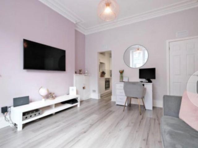 1 Bed Flat, Hollybank Place, AB11