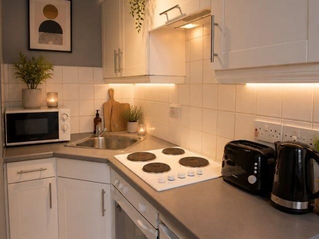 1 Bed Flat, Holland Park Gardens, W14