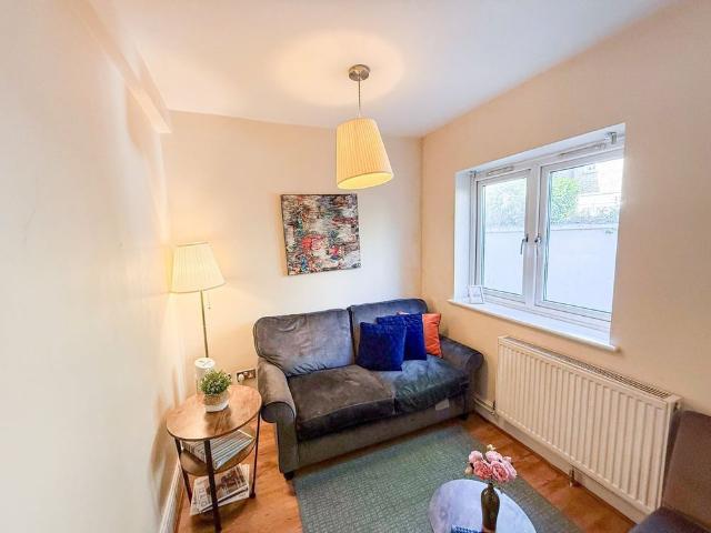 1 Bed Flat, Holland Park Rd, W14