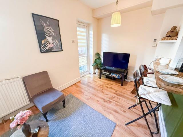 1 Bed Flat, Holland Park Rd, W14