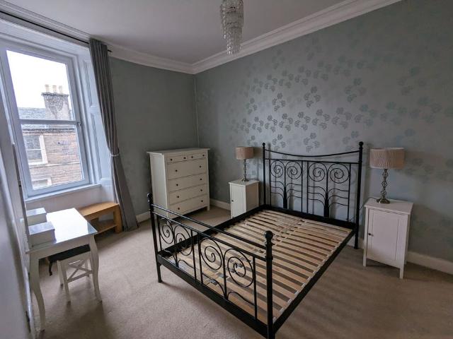 1 Bed Flat, Holyrood Park, EH8