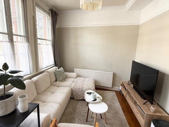 1 Bed Flat, Horatio Place, SW19