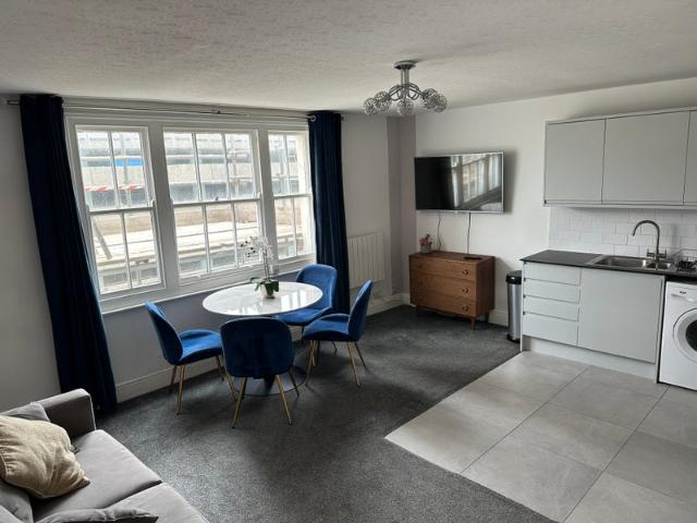 1 bed flat in cannon place 2 mins walk to the sea