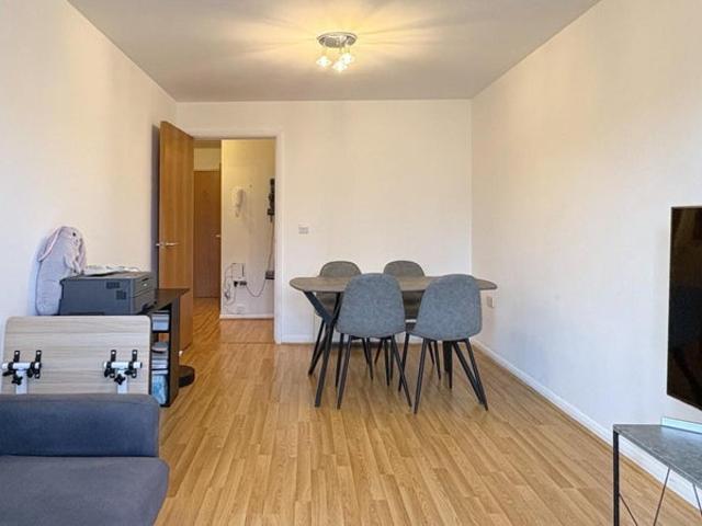 1 bed flat, in Putney Area