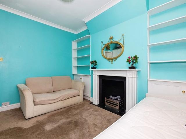 1 Bed Flat, Kennington Park Road, SE11