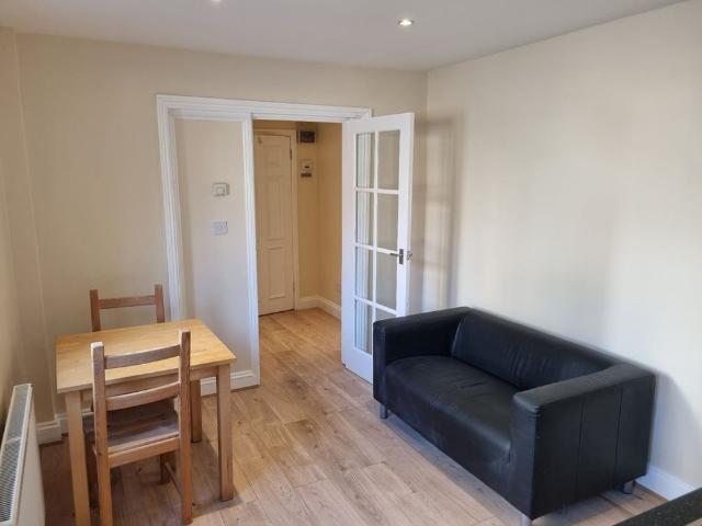 1 Bed Flat, King Street, W6