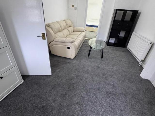 1 Bed Flat, Kingsley Avenue, TW3