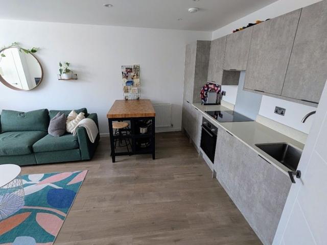 1 Bed Flat, Kingston Road, SW20