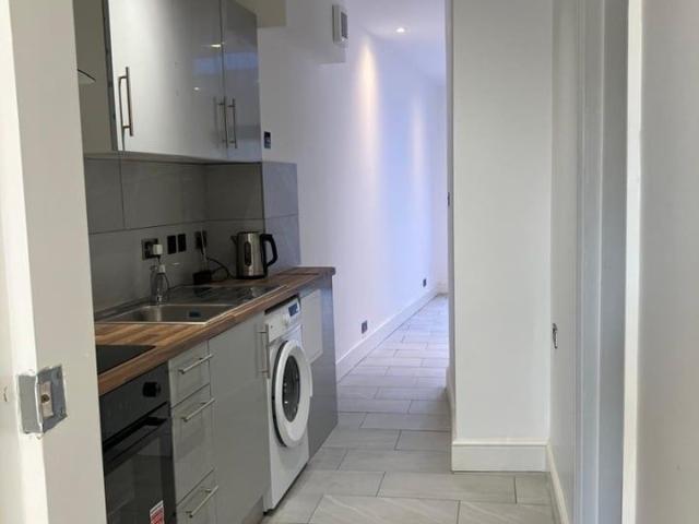 1 Bed Flat, Kingston Road, SW20