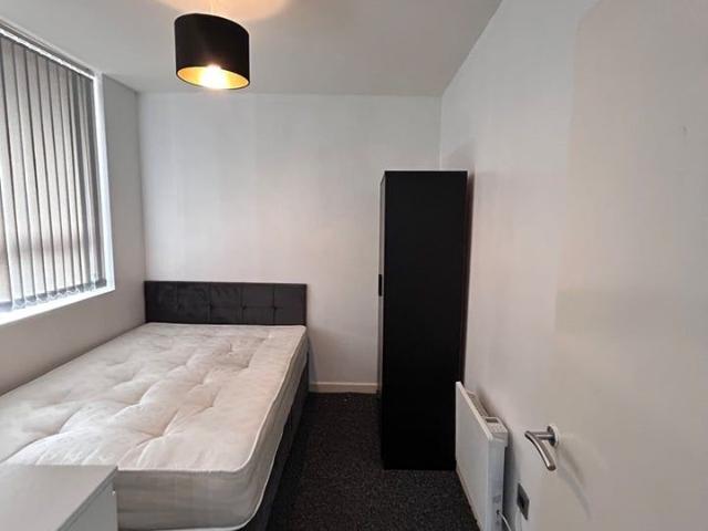 1 Bed Flat, Kirkstall Gate, LS5