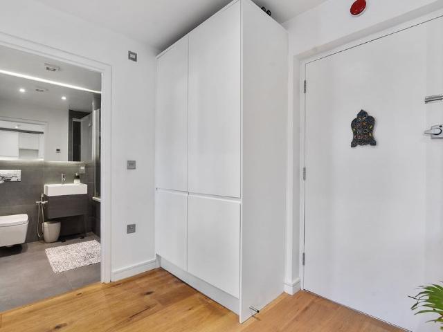 1 Bed Flat, Knightsbridge House, W4