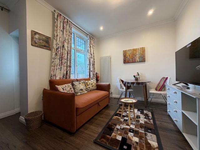 1 Bed Flat, Lynton Road, W3
