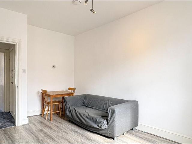 1 Bed Flat, Ladbroke Crescent, W11