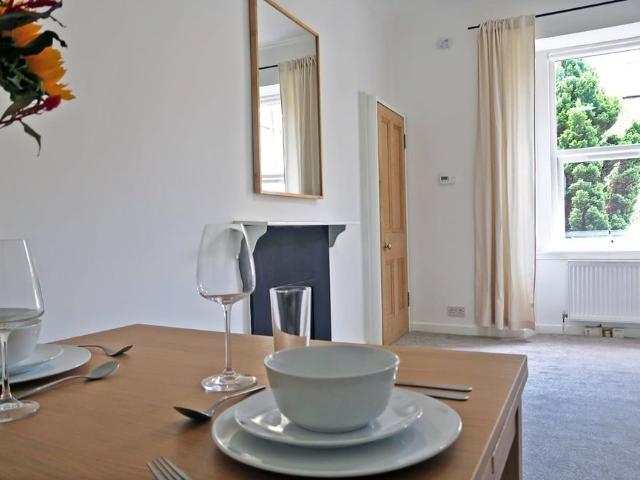 1 Bed Flat, Lady Menzies Place, EH7