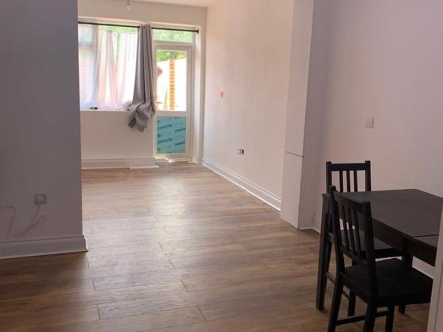 1 Bed Flat, Lampton Park Road, TW3