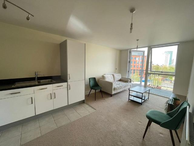 1 Bed Flat, Langley Walk, B15