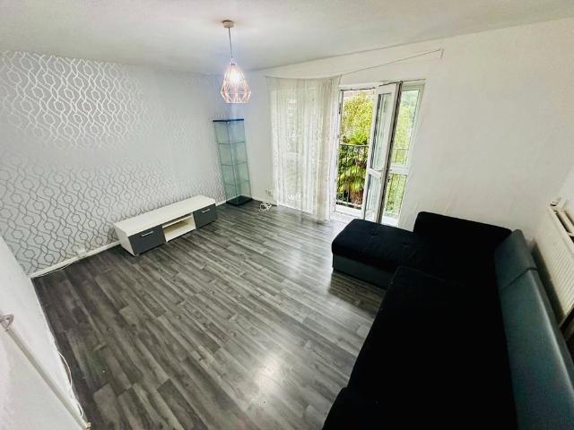 1 Bed Flat, Linberry Walk, SE8