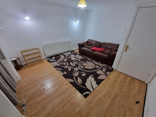 1 Bed Flat, Lister, L7