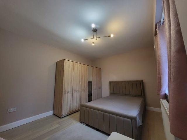 1 Bed Flat, Lombard Road, SW19