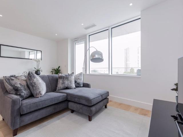 1 Bed Flat, Lombard Road, SW11