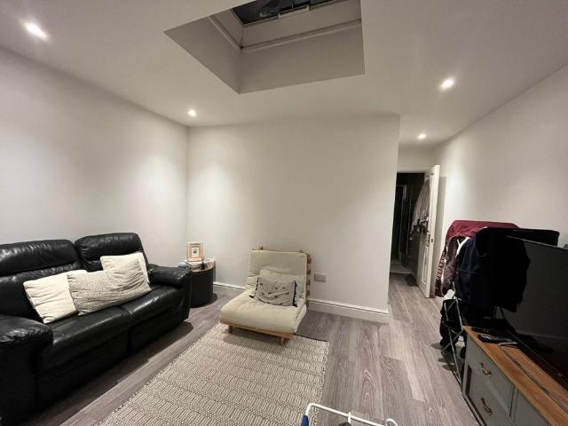 1 Bed Flat, London, SW19