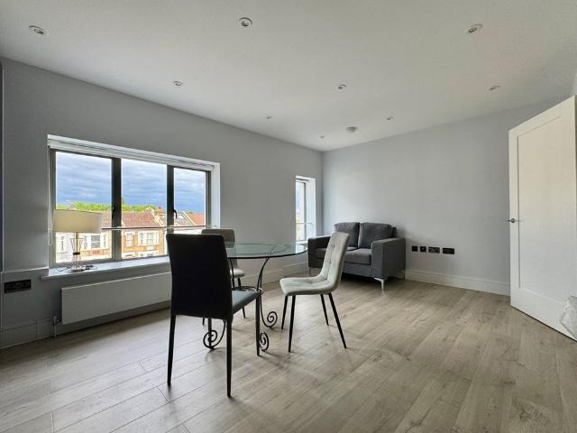 1 Bed Flat, Lonpro Court, SW19