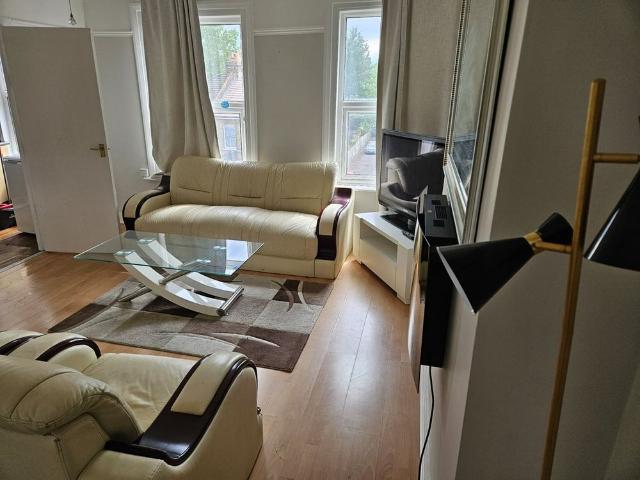 1 Bed Flat, Lower Addiscombe Road, CR0
