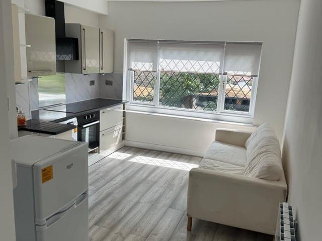 1 Bed Flat, Lower Addiscombe Road, CR0