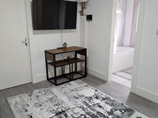 1 Bed Flat, Pennine Drive, NW2