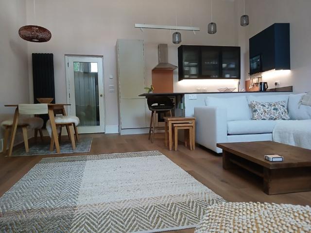 1 Bed Flat, Penywern Road, SW5